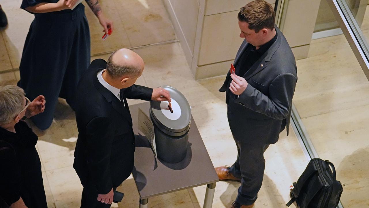 Bundestag - Fünf-Punkte-Plan der Union bekommt knappe Mehrheit mit Stimmen der AfD - empörte ...