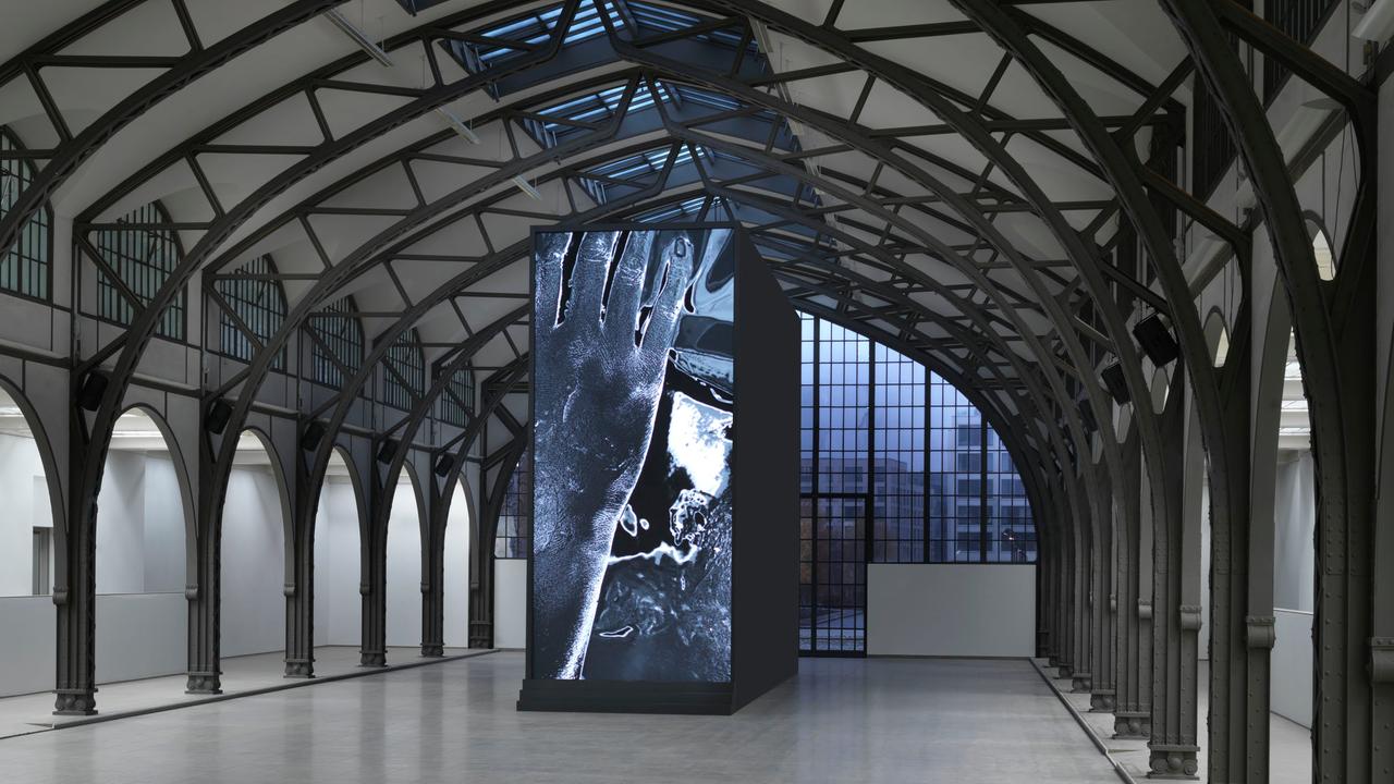 Sandra Mujinga in Berlin - Futuristische Mutationen im ehemaligen Bahnhof