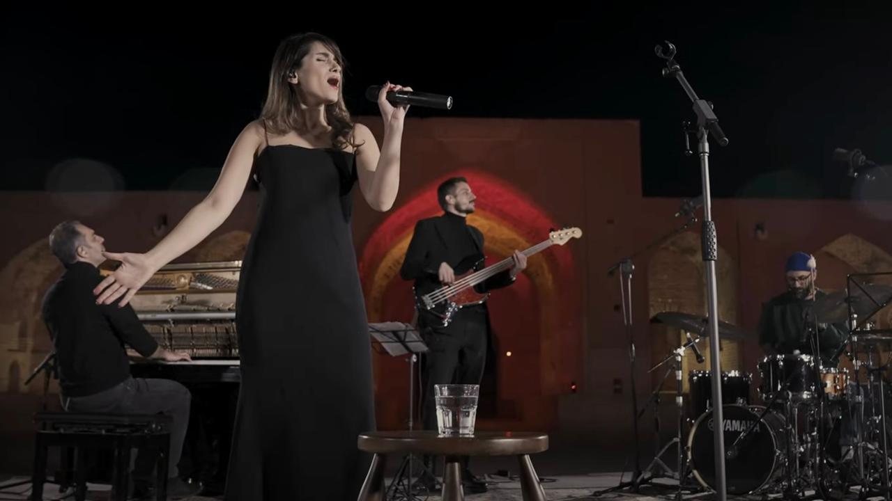 Doppelter Tabubruch - Youtube-Video geht viral: Sängerin Parastoo ...