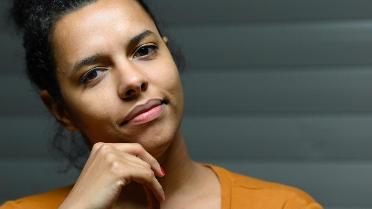 Alice Hasters: Die Gefahr von nicht verarbeiteter Identitätskrise