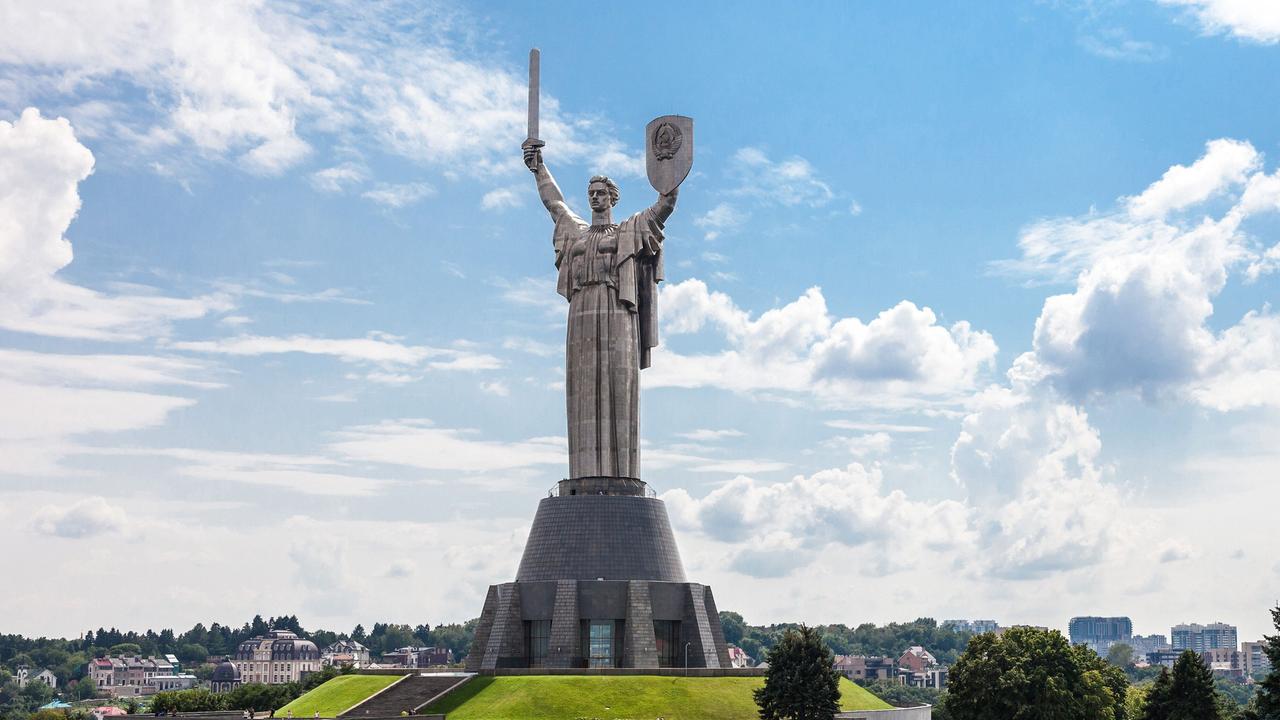 Mutter-Heimat-Statue - Ukraine entfernt Sowjetsymbol an Kiewer Wahrzeichen