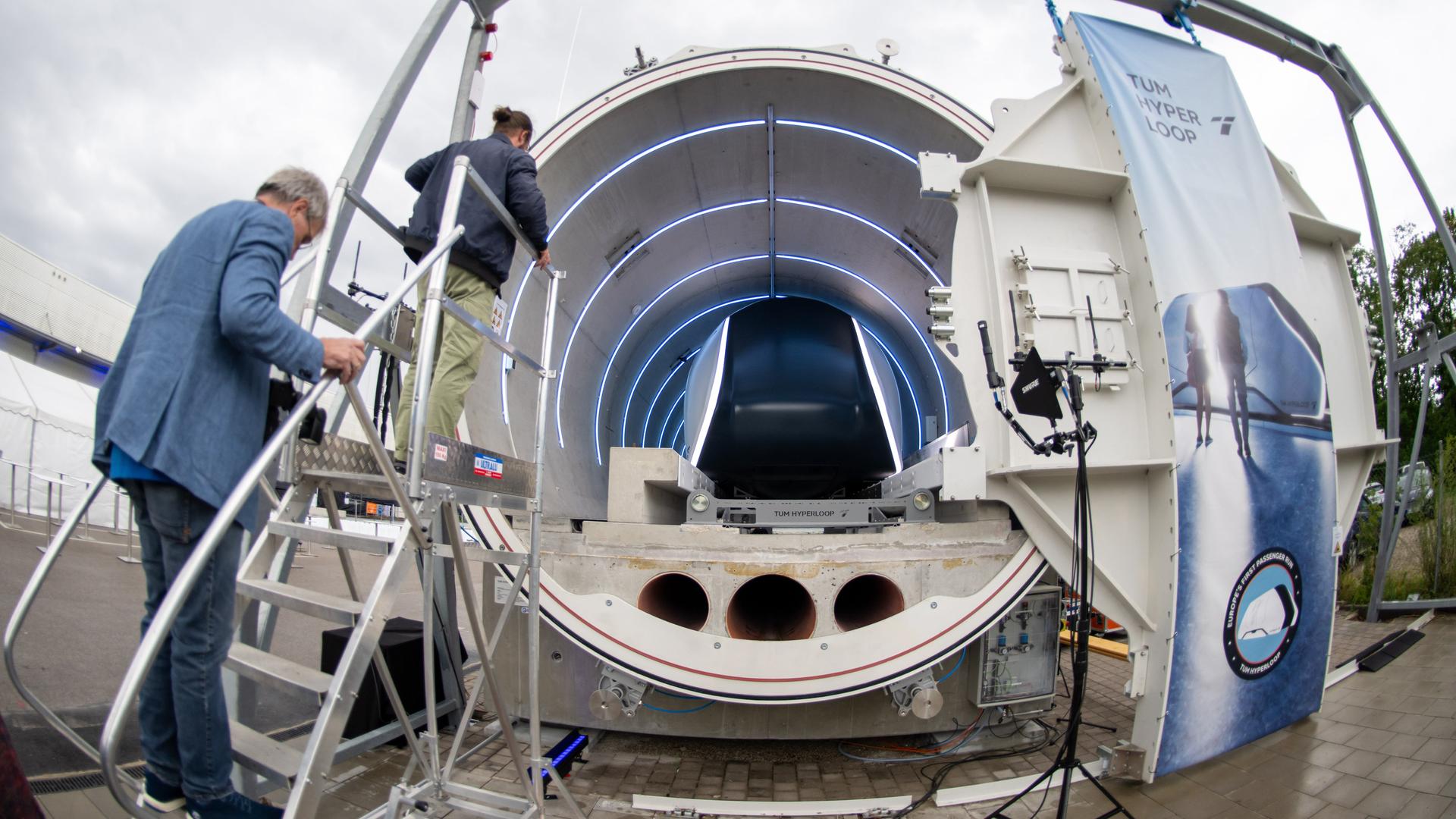 Mit Tempo 900 durch Röhren reisen - Hyperloop-Teststrecke in Ottobrunn ...