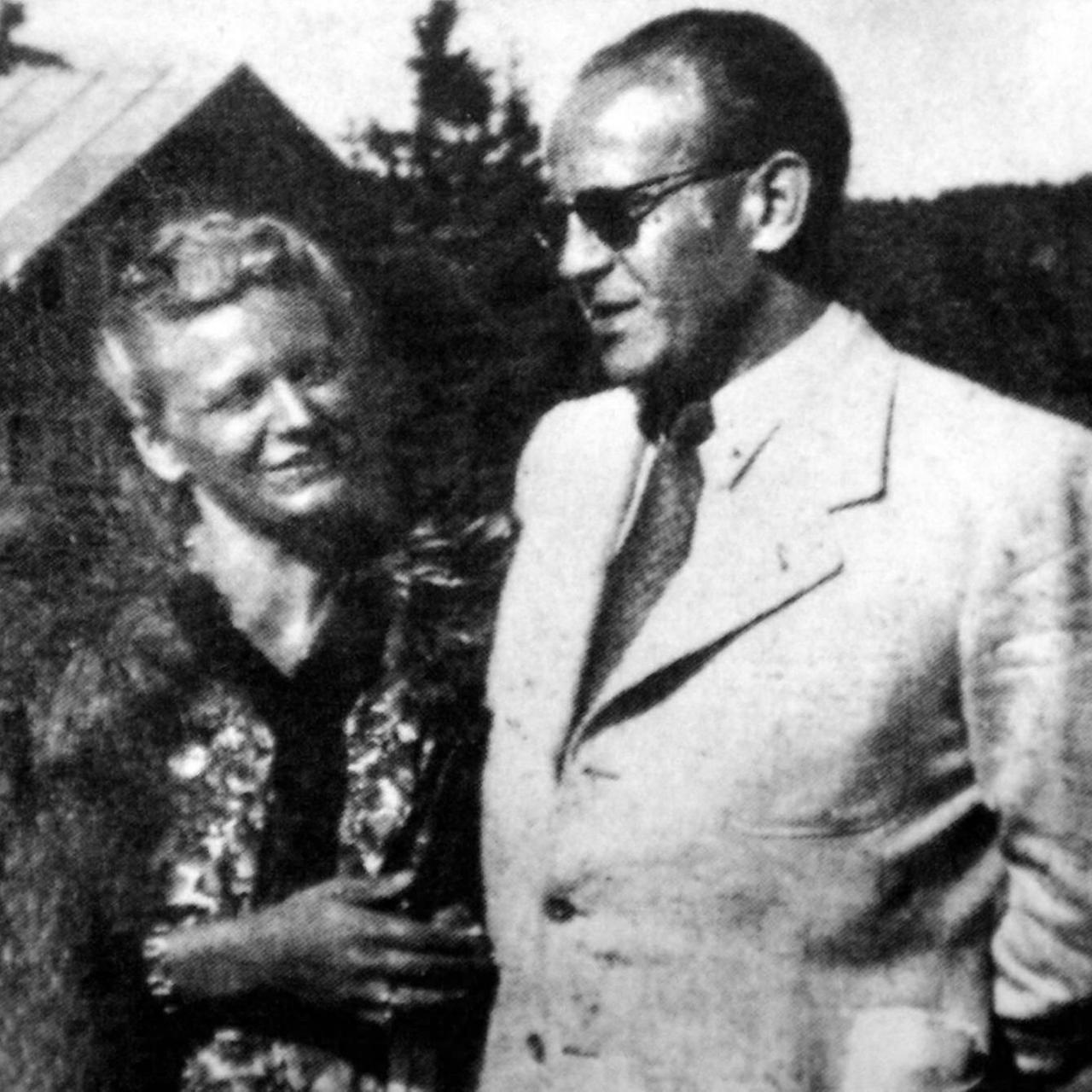 Die Reproduktion eines historischen Schwarzweiß-Fotos zeigt das Ehepaar ...