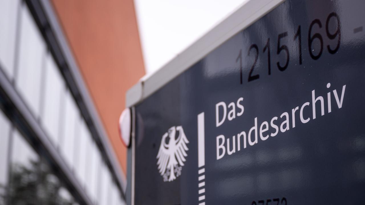 Deutsche Einheit - Bundesarchiv warnt vor Verlusten bei Stasi-Akten ...