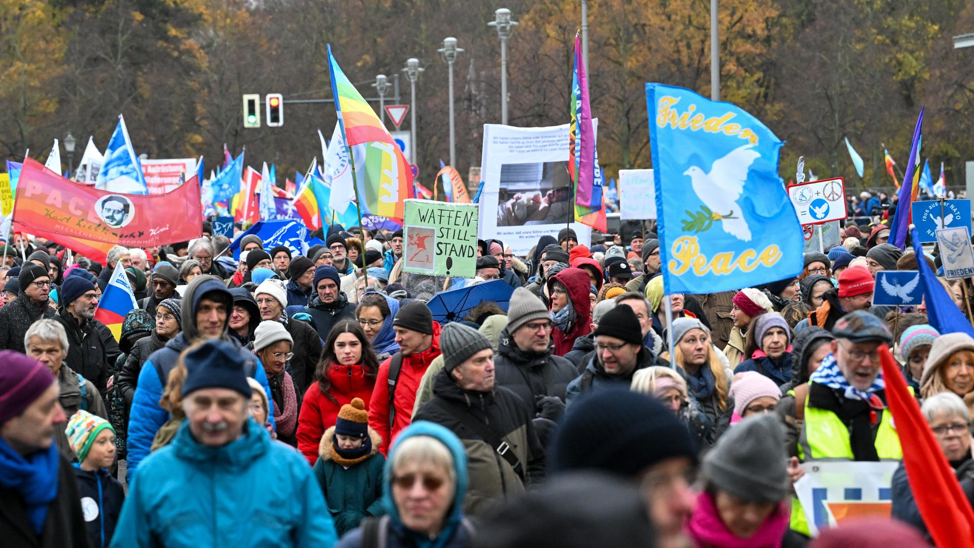 Friedensdemo in Berlin - Wagenknecht wirft Israel rücksichtslose ...