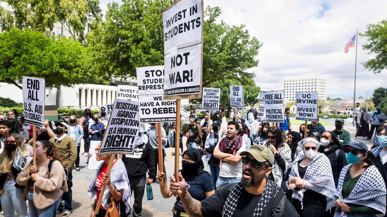 Proteste an US-Unis - Haupt-Abschlussfeier mit 65.000 Menschen in Los ...