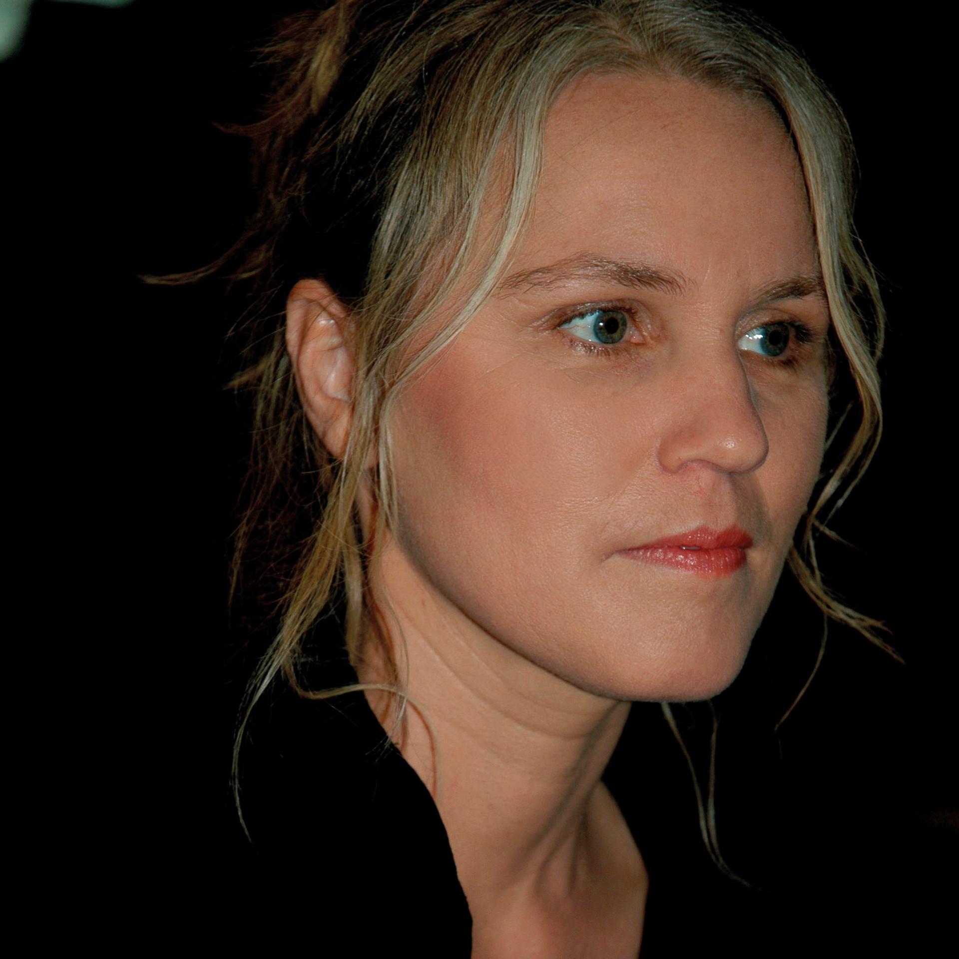 Seitliche Profilaufnahme einer Frau mit zurückgestecktem blonden Haar ...