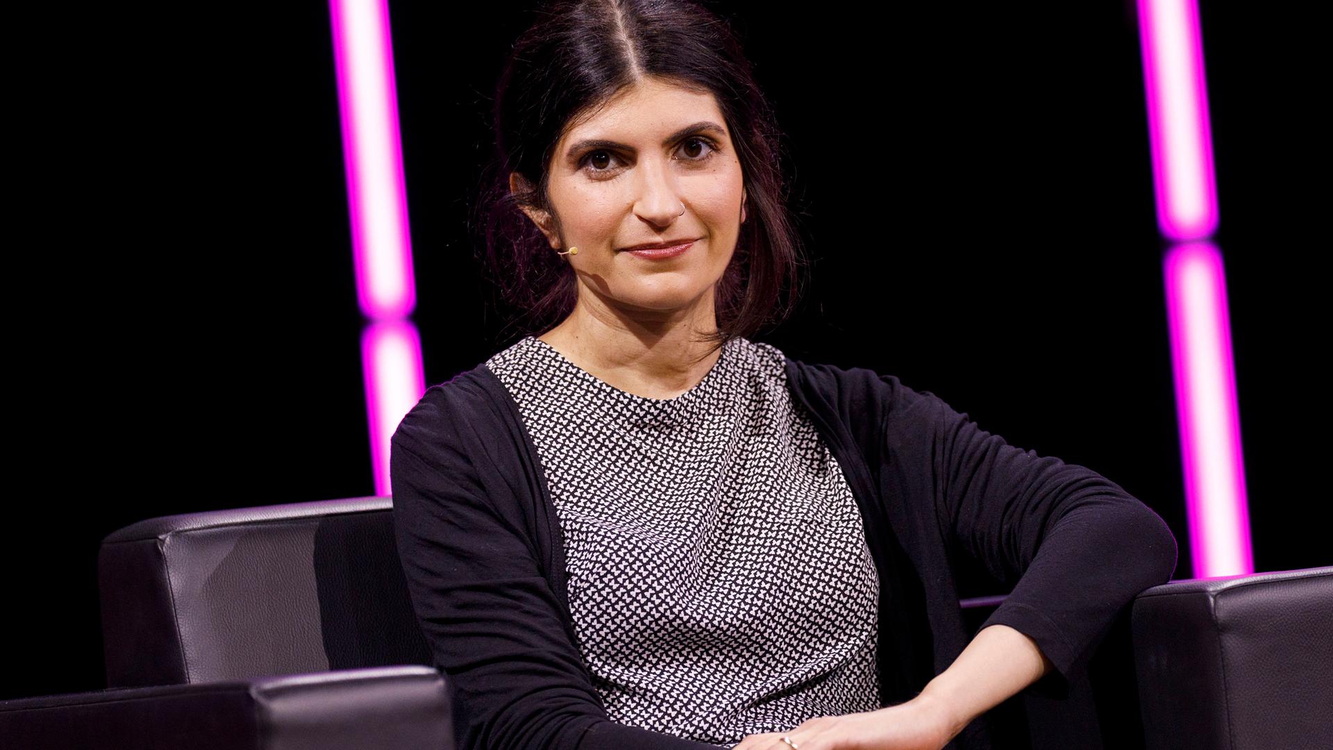 Schriftstellerin Bazyar - Schreiben nach Hanau - was Literatur ...