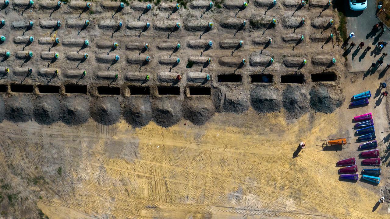 Ukraine - Gedenken an Opfer in Butscha - Selenskyj: "Symbol der ...