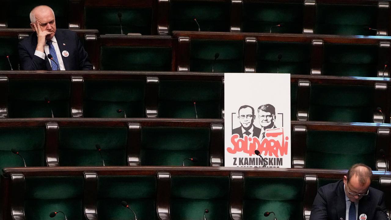 Warschau - PiS-Abgeordnete behindern Parlamentssitzung nach Inhaftierung zweier Politiker