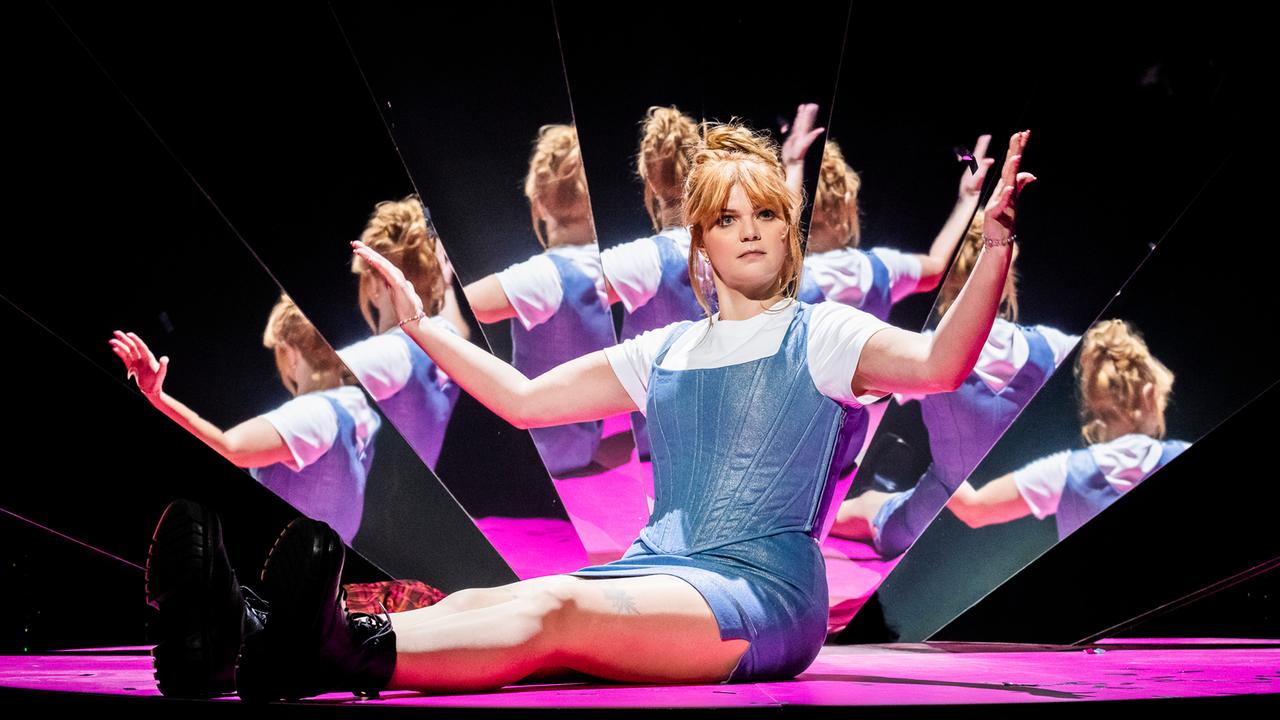 Sophie Passmann mimt das "Pick me Girl" am Berliner Ensemble