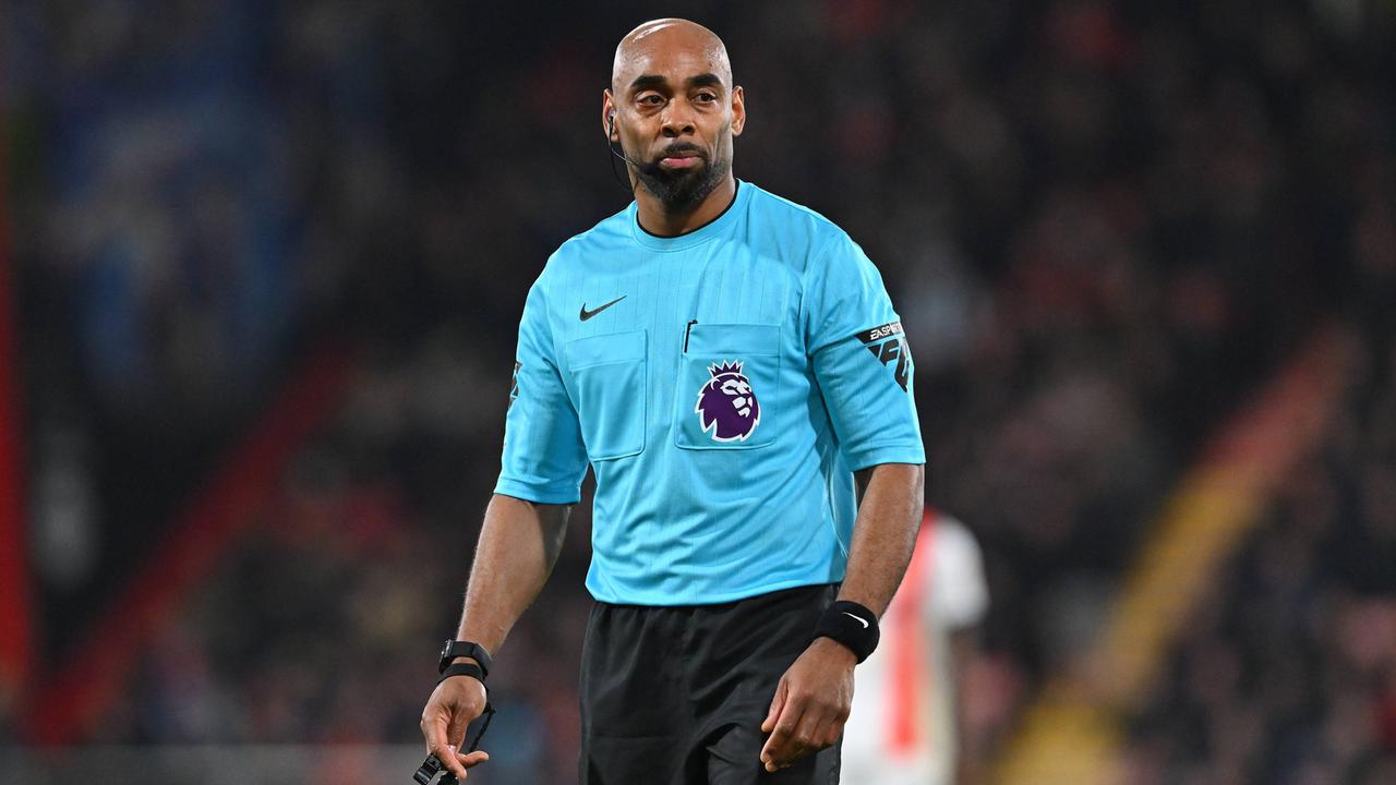 Schwarzer Schiedsrichter: historisches Vorbild in Fußball-England