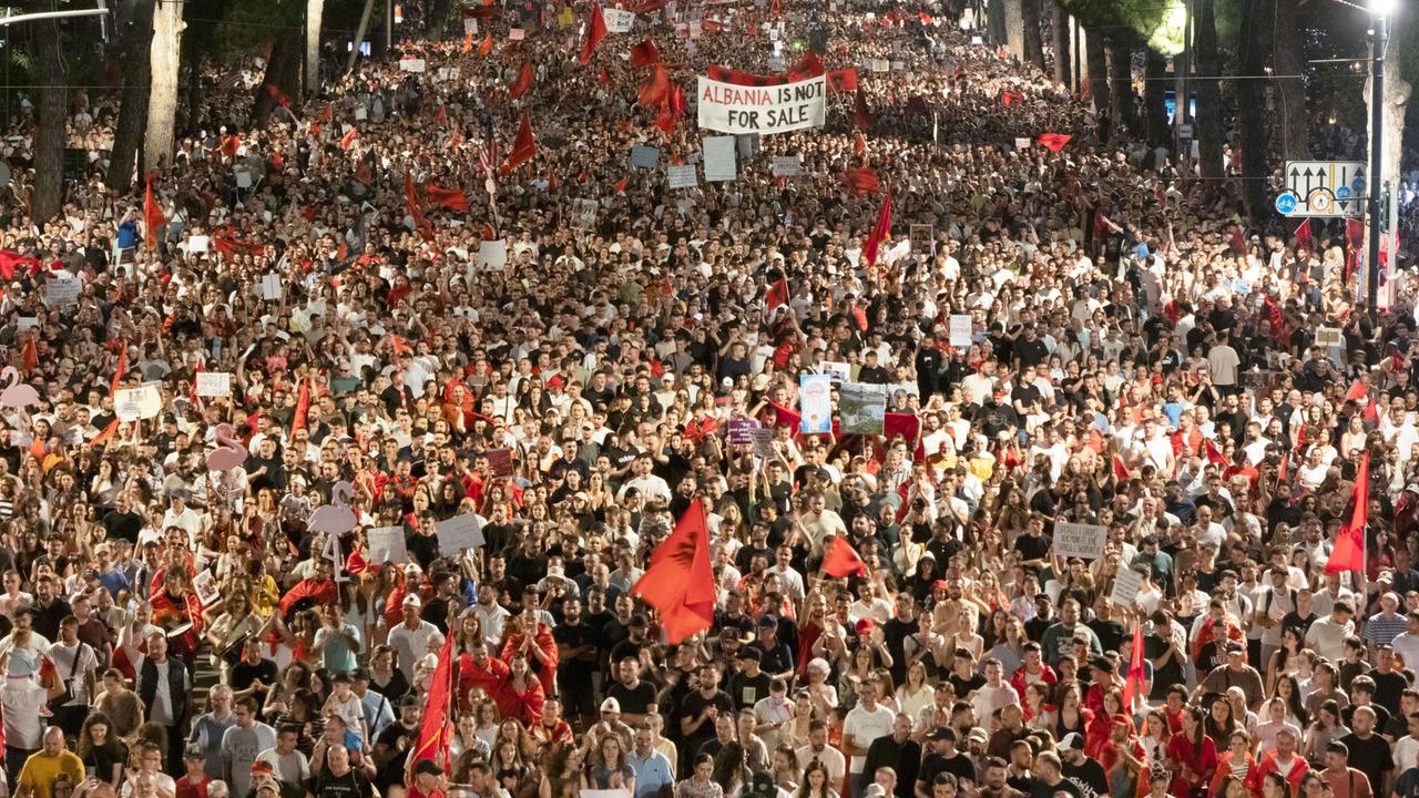 Tirana - Erneut Proteste in Albanien gegen Luxusresort in ...