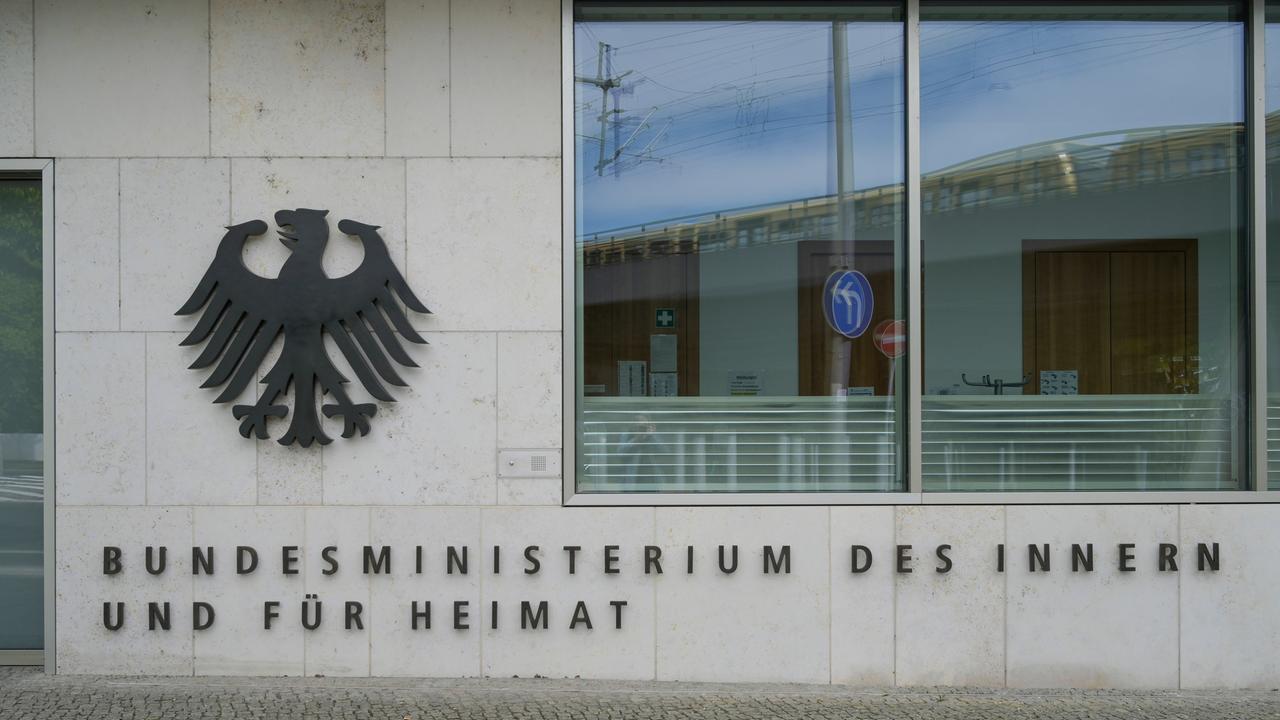 Ortskräfte - Bundesregierung fliegt 155 gefährdete Afghanen nach Deutschland aus