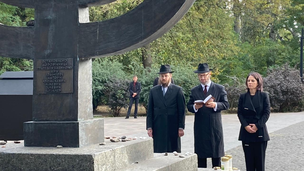 Ukraine - EU-Außenminister in Kiew - Baerbock besucht Gedenkstätte ...