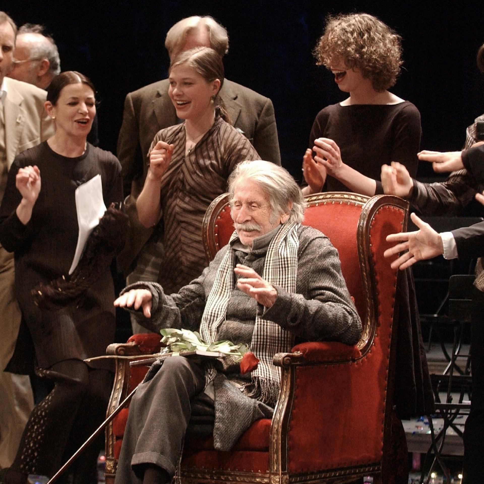 Regisseur George Tabori sitzt in Berlin in einem Sessel auf der Bühne ...