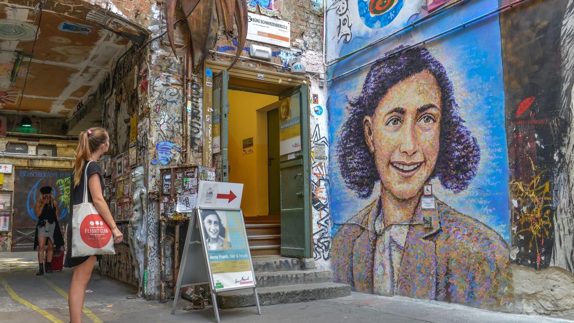 Berlin - Anne Frank-Zentrum sieht Antisemitismusprävention gefährdet
