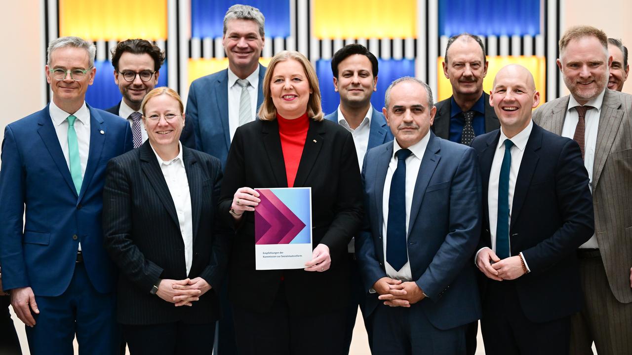 Berlin - Kommission zu Reform des Sozialstaats übergibt Empfehlungen an ...