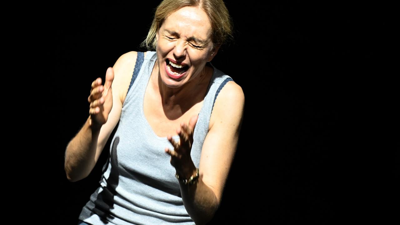 Ursina Lardi: Warum sie sich auf der Theaterbühne verausgabt