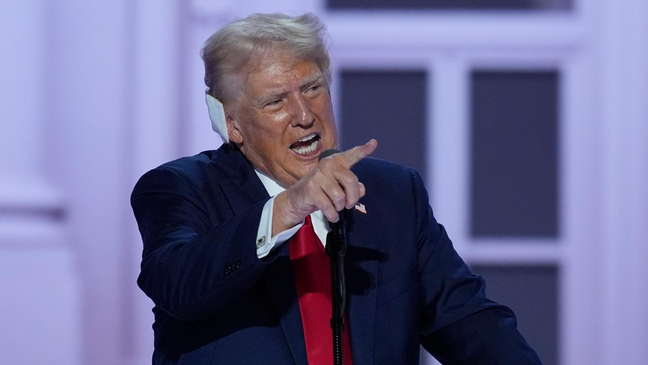 Trump mit Pflaster und gereckter Faust bei Republikaner-Parteitag