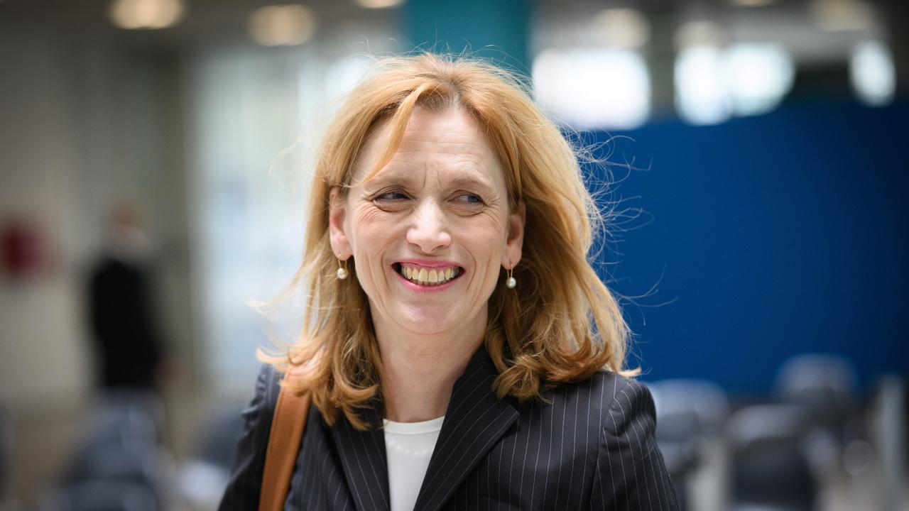 Digitale Medien - Bildungsministerin Prien begrüßt Debatte über ...