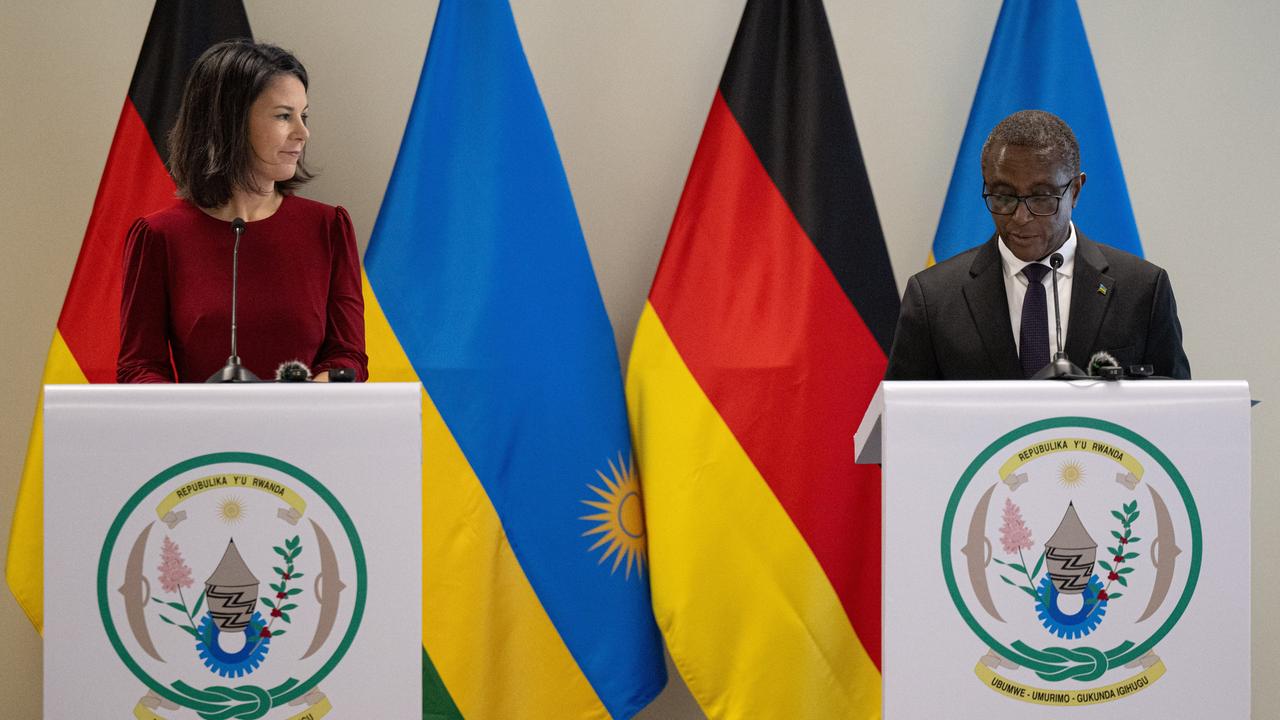 Kranzniederlegung - Außenministerin Baerbock gedenkt der Opfer des ...