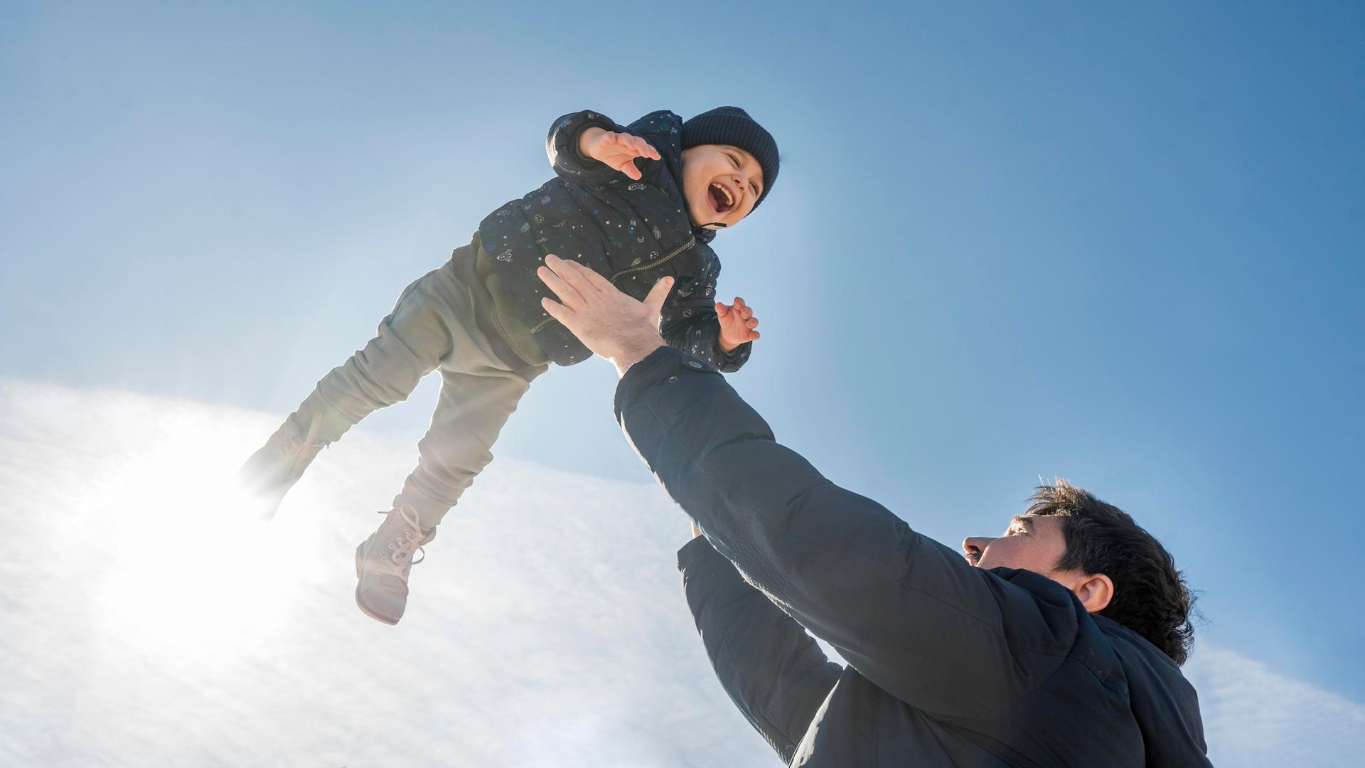 Studie - Jeder zweite Vater will Hälfte der Kinderbetreuung tragen - In ...