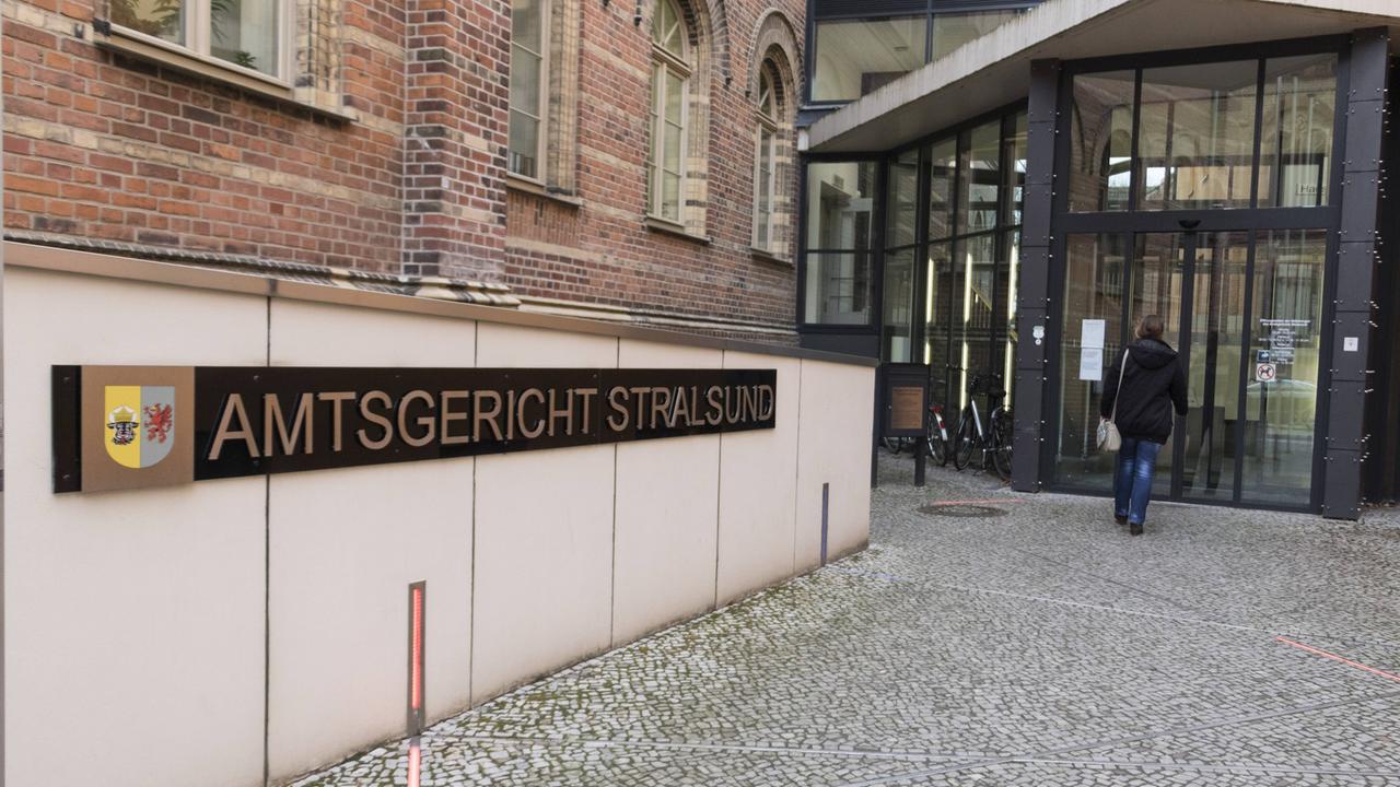 Stralsund - Klimaaktivist bedroht, von Straße gezerrt und angefahren: Lkw-Fahrer zu Geldstrafe ...