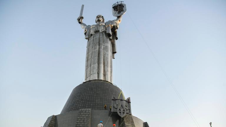 Riesenstatue in Kiew nun ohne Hammer und Sichel