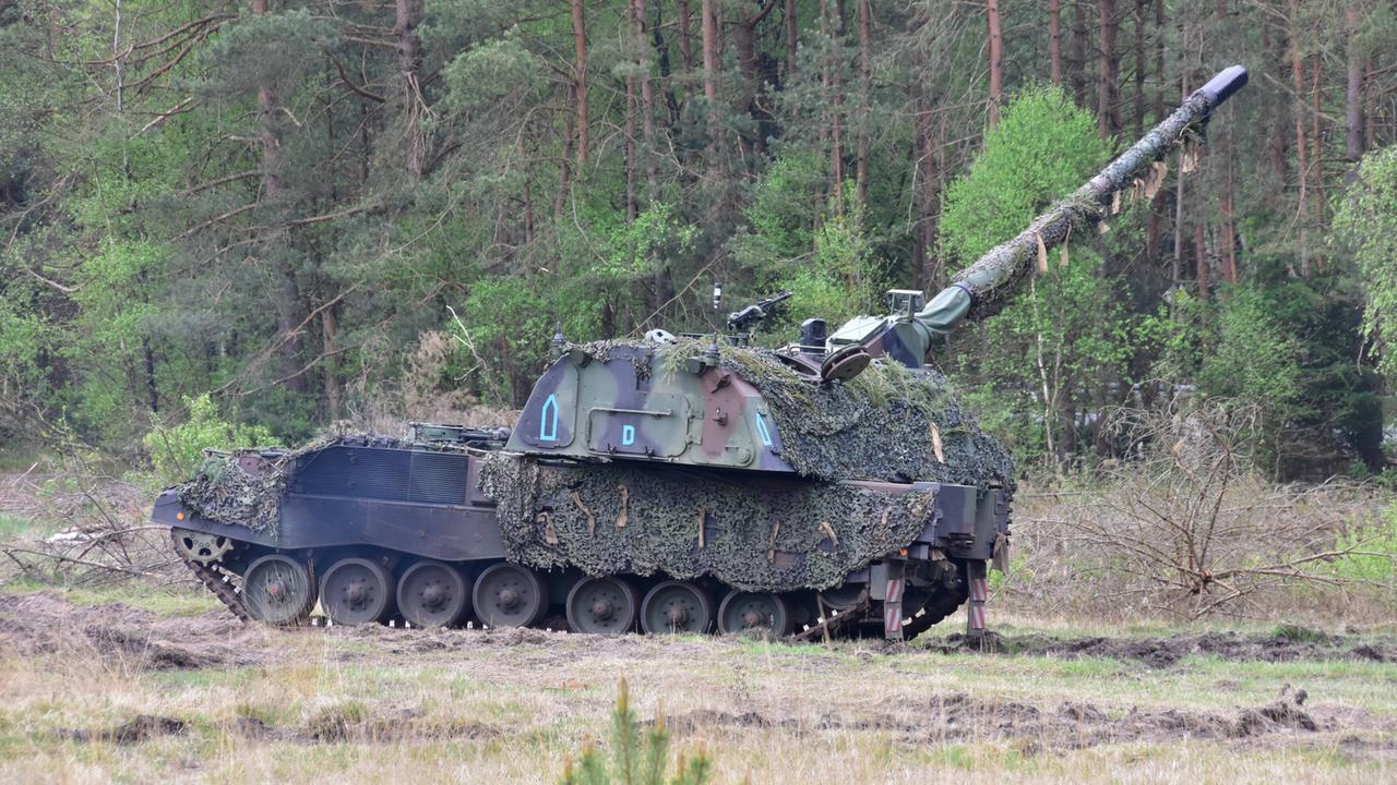Rüstung - Deutschland stellt Ukraine weitere Panzerhaubitzen und ...