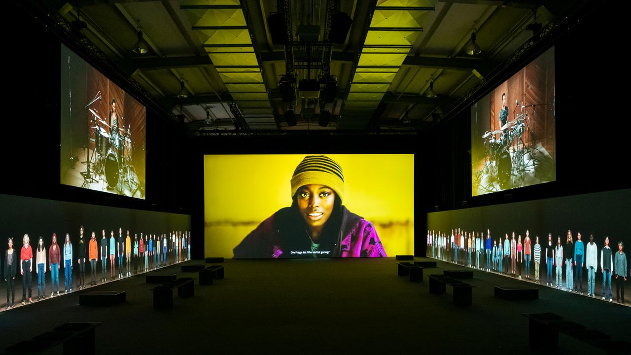 "Euphoria" von Julian Rosefeldt - Abgründe und Faszination des Kapitalismus