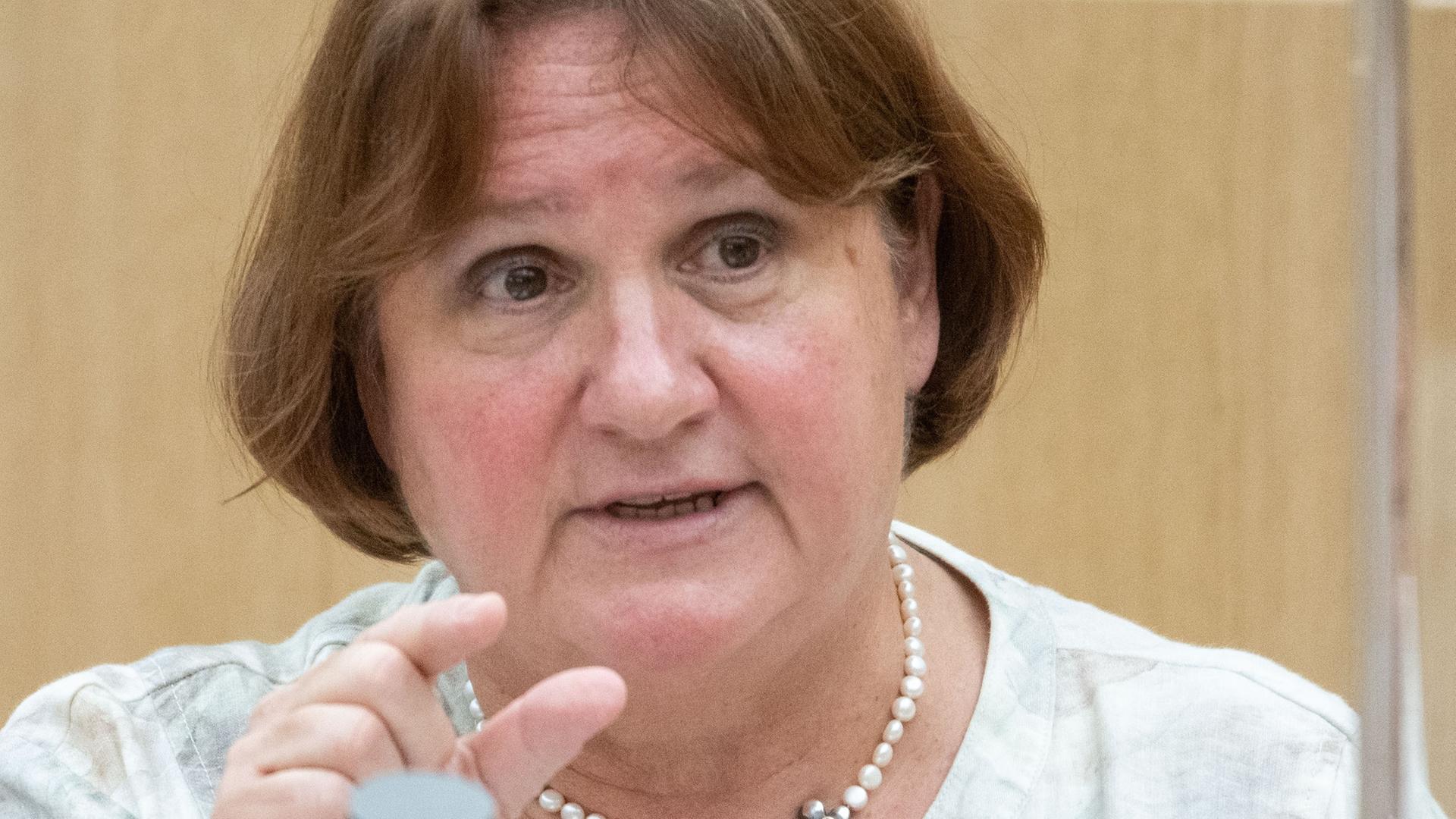 Baden-Württemberg - Kultusministerin Schopper hält an "Tauben im Gras ...