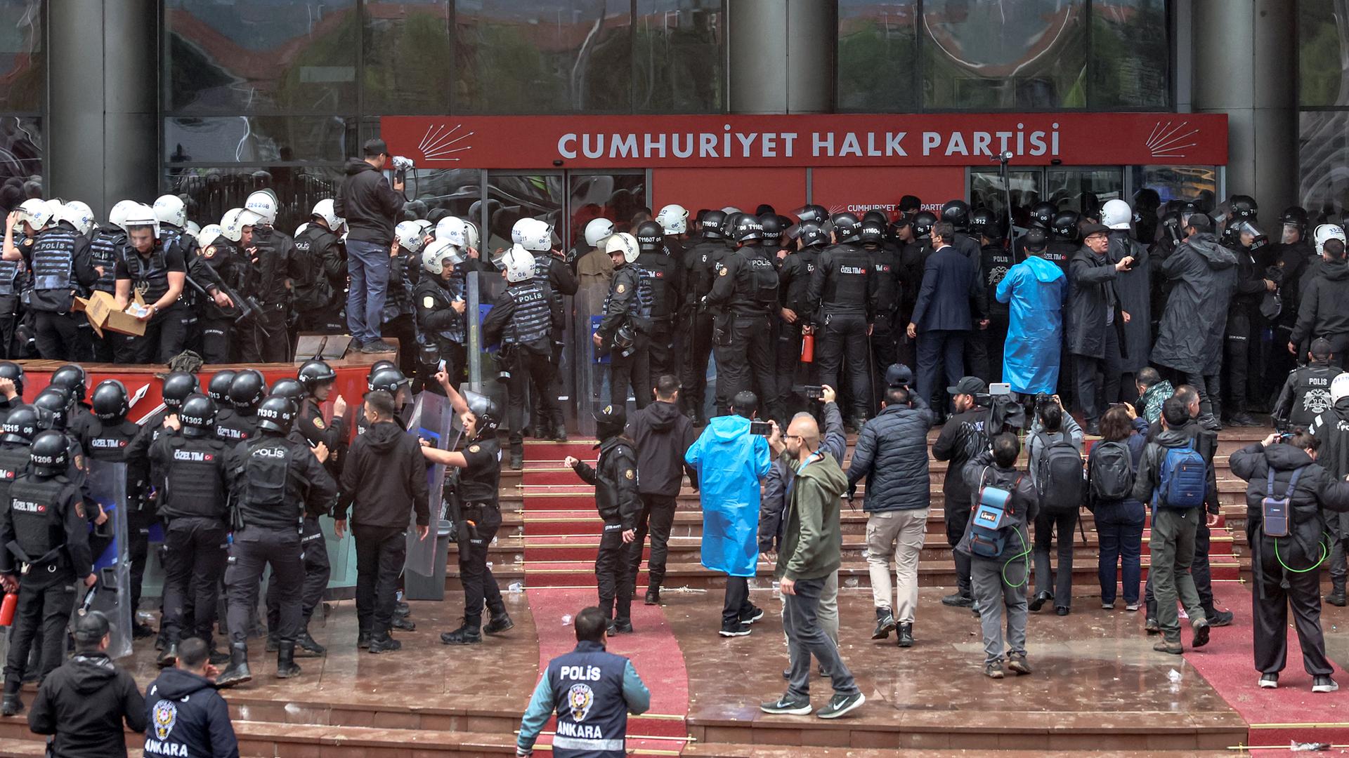 Polizei stürmt CHP-Parteizentrale in der Türkei