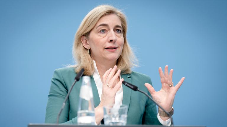 Medizin - Tag der Frauengesundheit: Bundesgesundheitsministerin Warken ...