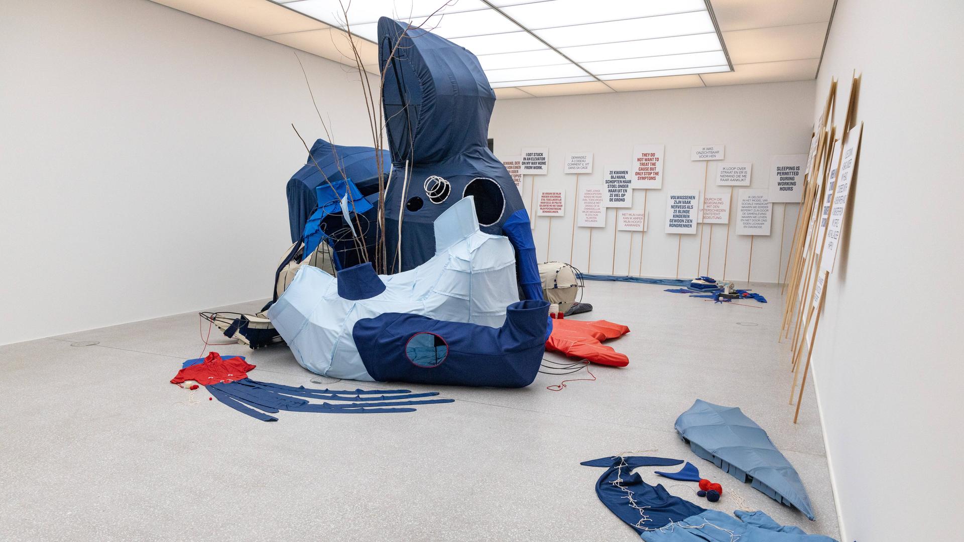 Künstlerin Lisa Bergmann - "Künstler müssen für Ausstellungen vergütet ...