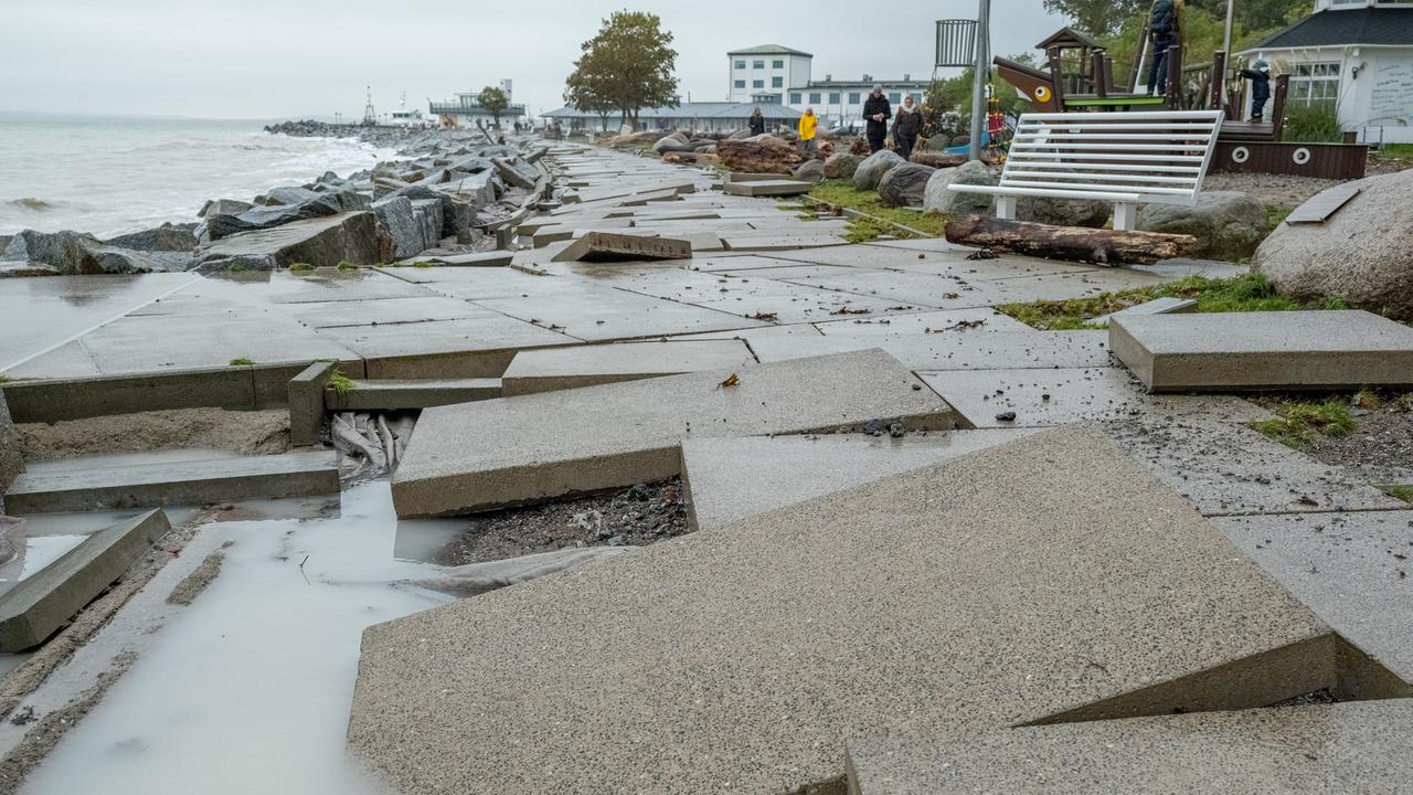 Ostseeküste - Aufräumarbeiten nach der Sturmflut dauern an