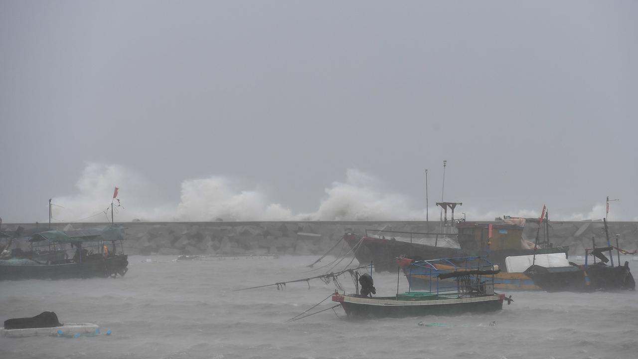 China - Zehntausende Menschen auf der Insel Hainan wegen Taifun in ...