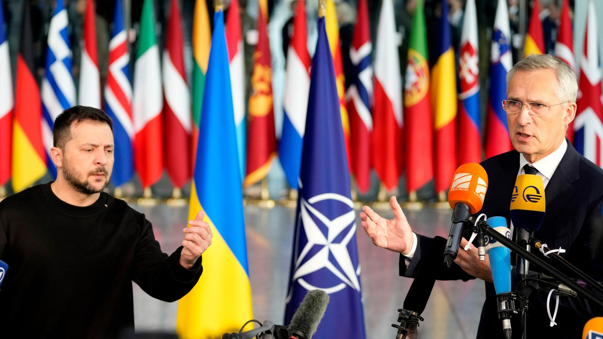 Brüssel - Selenskyj bittet NATO-Staaten um mehr Hilfe