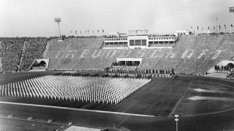 Stadionbau auf Trümmern nach 1945 - Auferstanden auf Ruinen