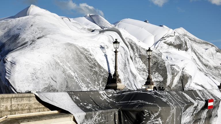 Verhüllung - Kunstinstallation auf Pariser Brücke Pont Neuf beschädigt