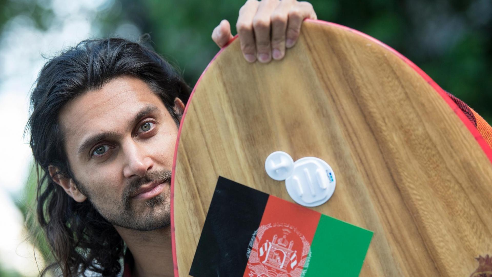 Afghanischer Surfer Afridun Amu - Keine Zukunft für den Sport unter den ...