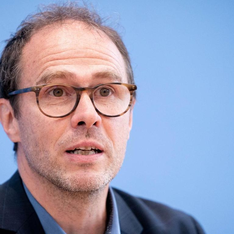 Martin Kaiser, Geschäftsführer Greenpeace Deutschland e. V., stellt ...