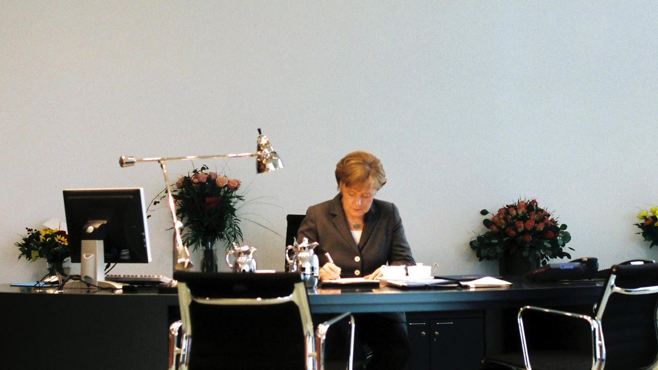 Aus den Feuilletons - Merkels Schreibtisch und andere Auffälligkeiten