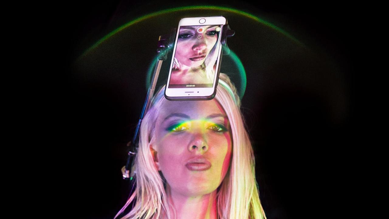 Instagram-Künstlerin Signe Pierce - Technofeminismus von der Daten-Domina