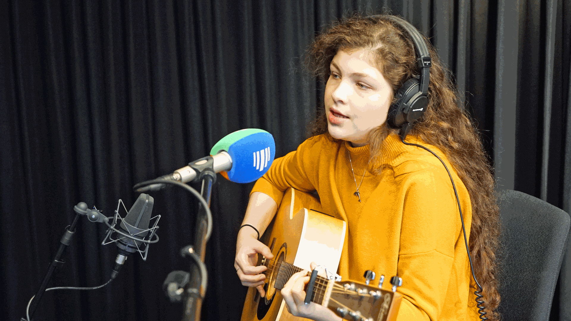Cosma Joy live im Deutschlandfunk Kultur - Selbstbewusster Folk