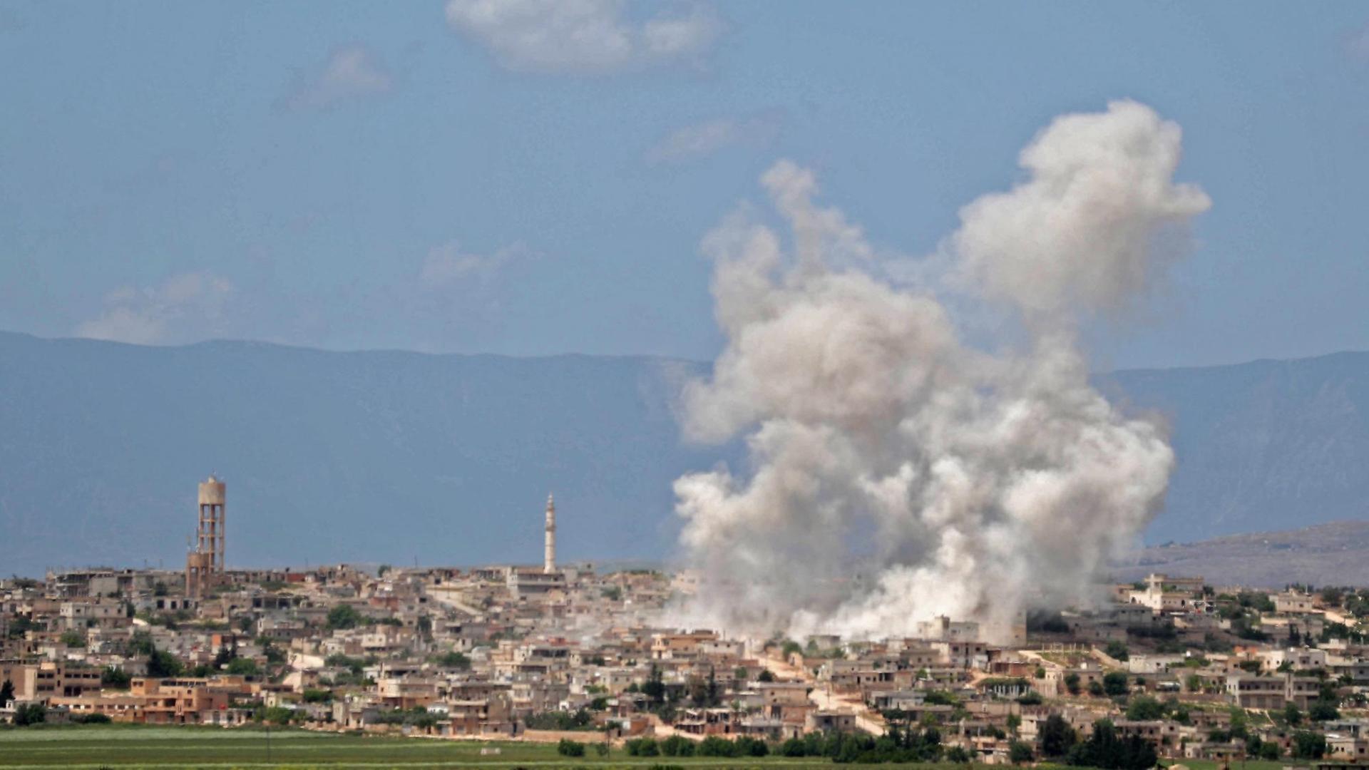Luftangriffe auf Idlib - Hunderttausende Menschen in Syrien wieder auf der Flucht