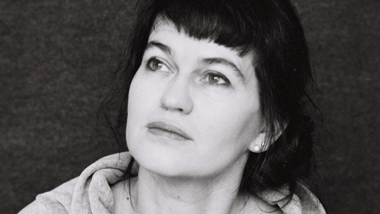 Karin Kalisa über ihr Buch "Radio Activity" - Verbrechen an einem Kind