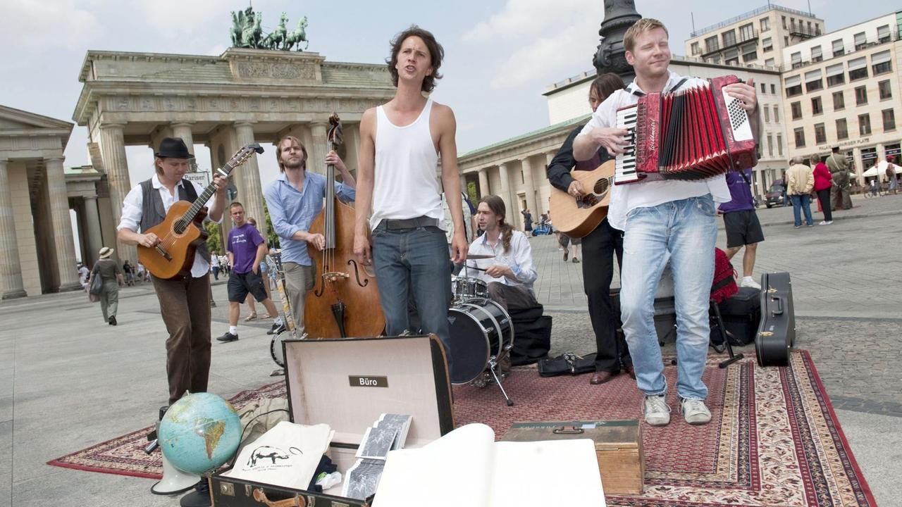 Straßenmusik in Berlin - Zwischen Lebenskunst und Lebenskampf