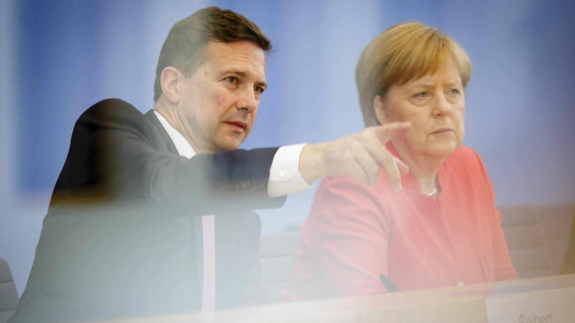 Regierungssprecher Seibert - Die Stimme der Kanzlerin