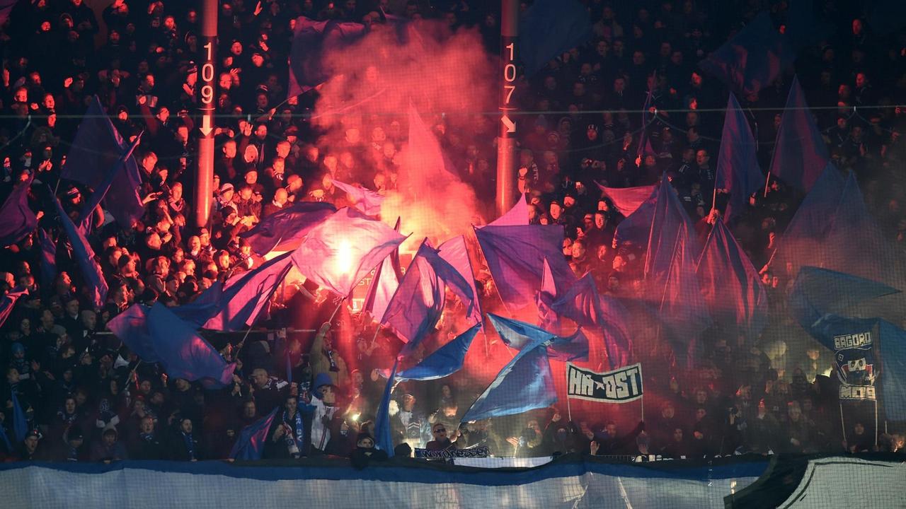 Pyrotechnik im Fußball - HSV und St. Pauli erzielen Teilerfolg